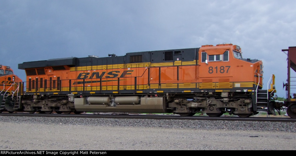 BNSF 8187
